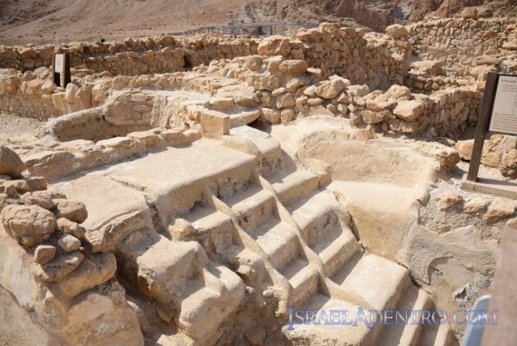 Recorriendo Qumrán y la antigua aldea cuna de los Rollos del mar Muerto ...