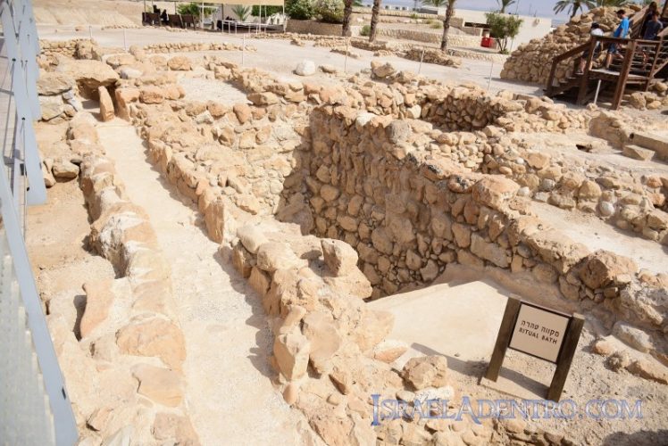 Recorriendo Qumrán y la antigua aldea cuna de los Rollos del mar Muerto ...